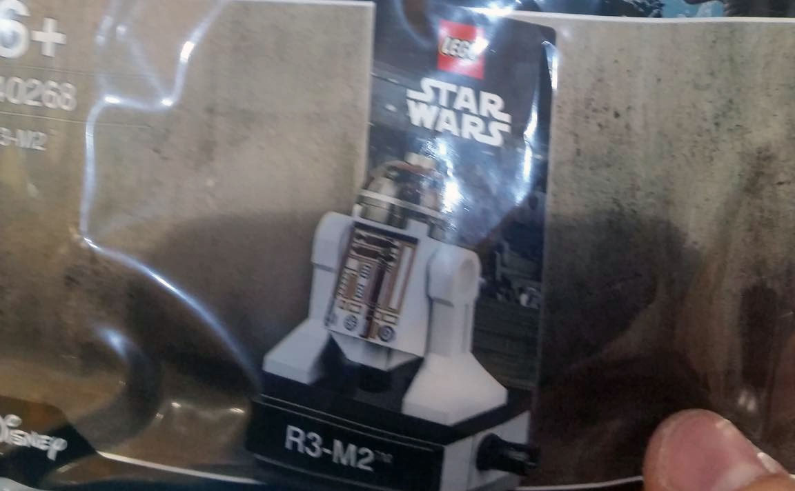 Brickfinder - LEGO Star Wars R3-M2 (40268) Polybag Discovered