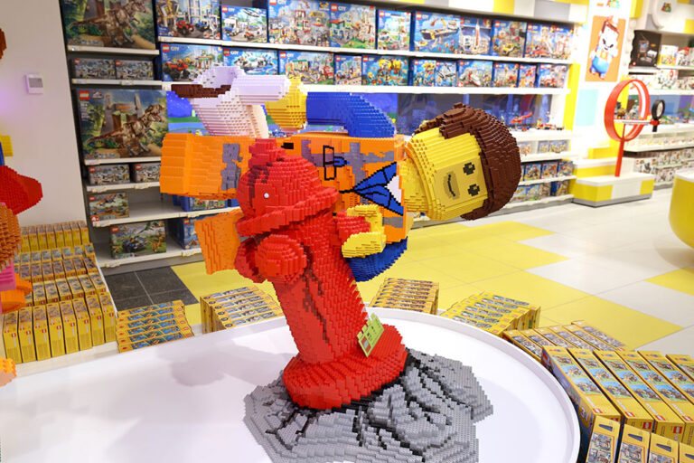 Brickfinder - NYC’s Fifth Avenue LEGO Flagship Store Revealed!