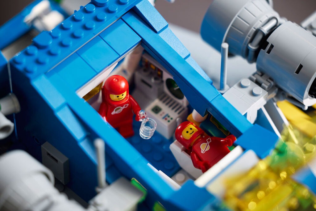 Brickfinder - LEGO-Galaxy-Explorer-10497—11